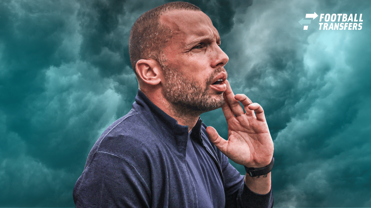 Ajax-fans vragen massaal om ontslag van John Heitinga na zeperd tegen ...