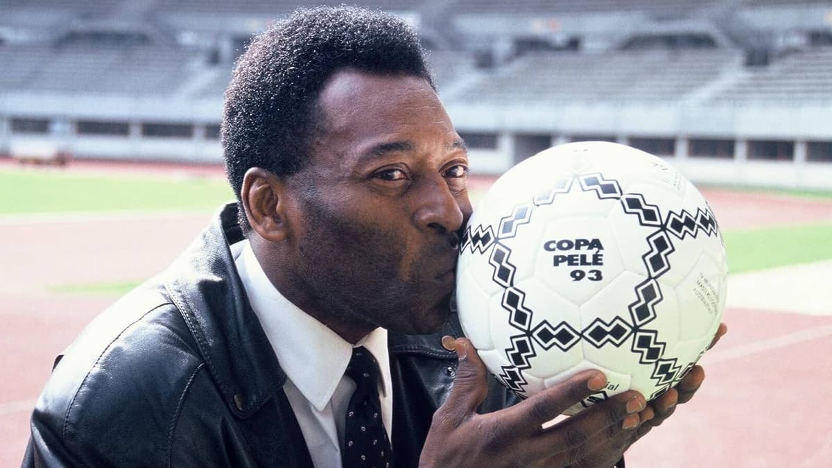 How Pele rejected Man Utd and Real Madrid transfers | FootballTransfers