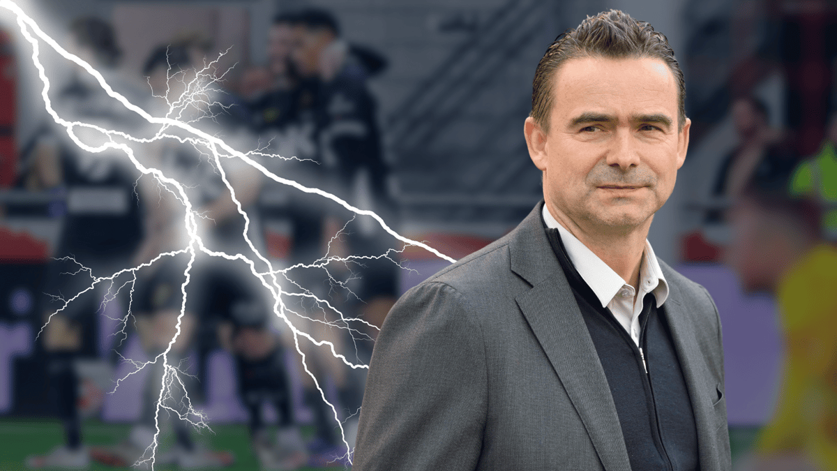 Aimé Omgba van NAC Breda die Marc Overmars met Royal Antwerp voor de ...