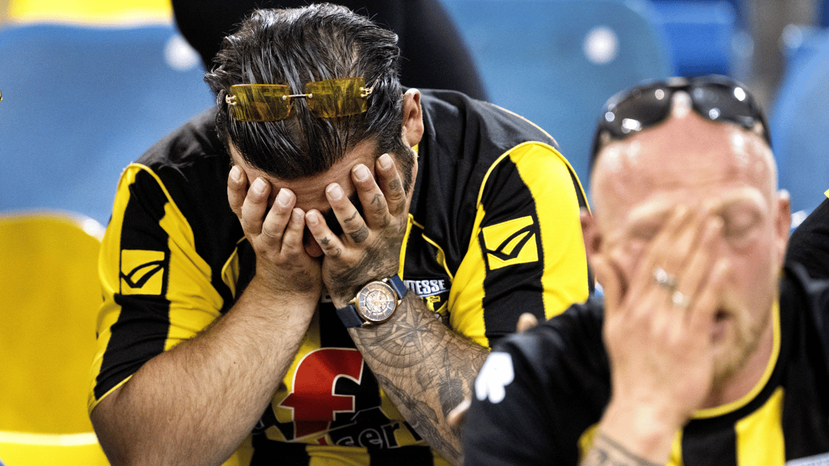 Vitesse opnieuw in problemen nu Guus Franke zich dreigt terug te ...